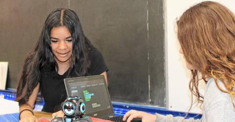 Computer science projects teach eighth graders robotics