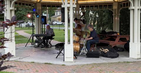 Trio opens area music series